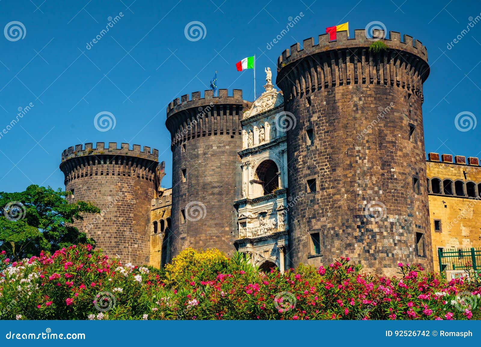 O Castelo Medieval De Maschio Angioino Foto de Stock - Imagem de costa ...