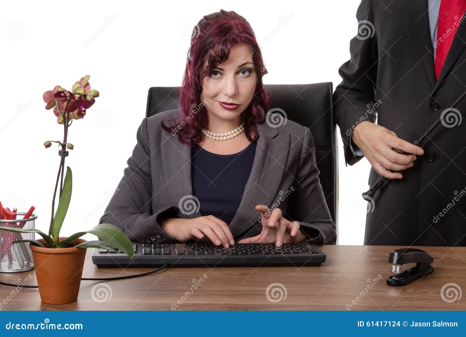 O chefe no trabalho foto de stock. Imagem de submissa - 61417124