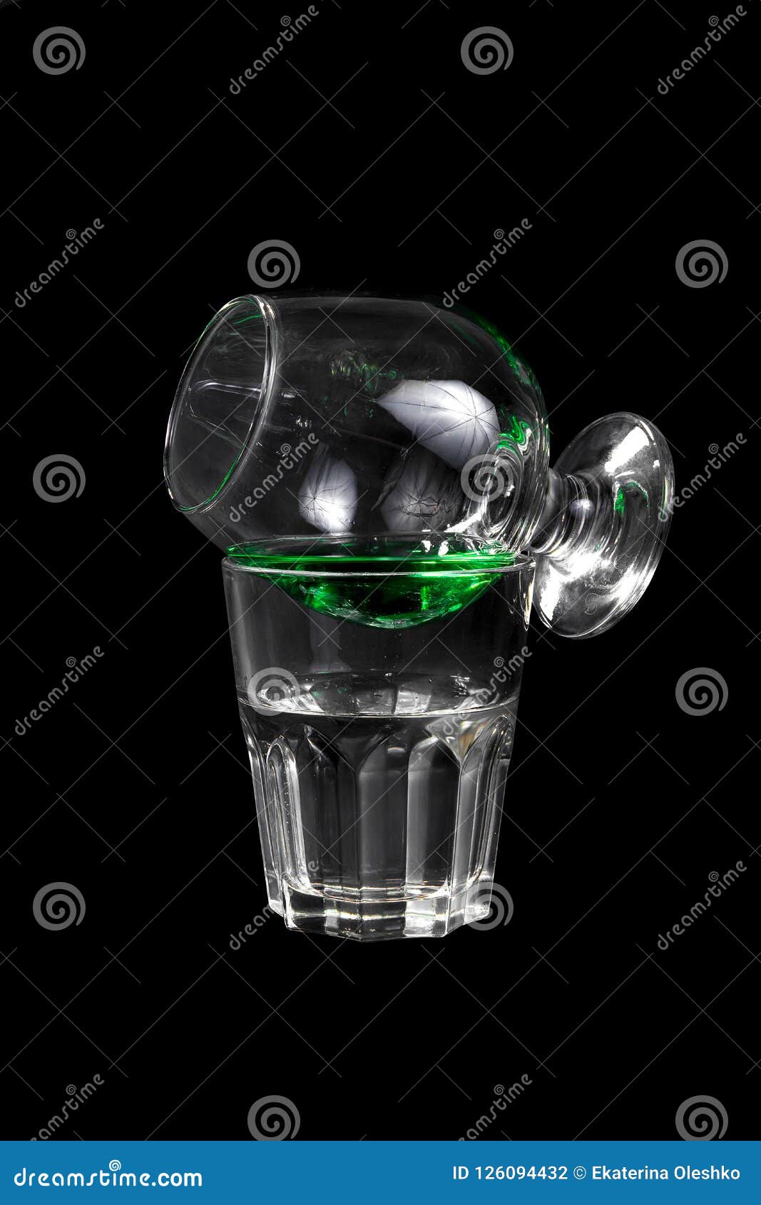 O Cocktail Com Vidro Do Absinto No Vidro Isolou O Preto Foto de Stock ...