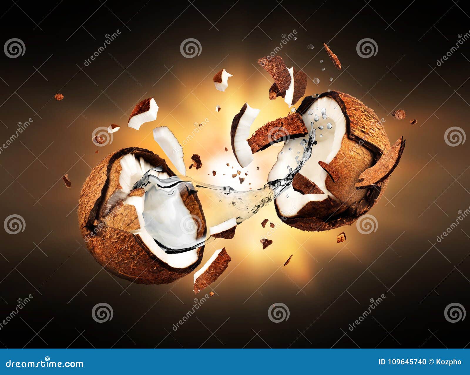 O Coco Explode Em Partes Na Obscuridade Foto de Stock - Imagem de ...