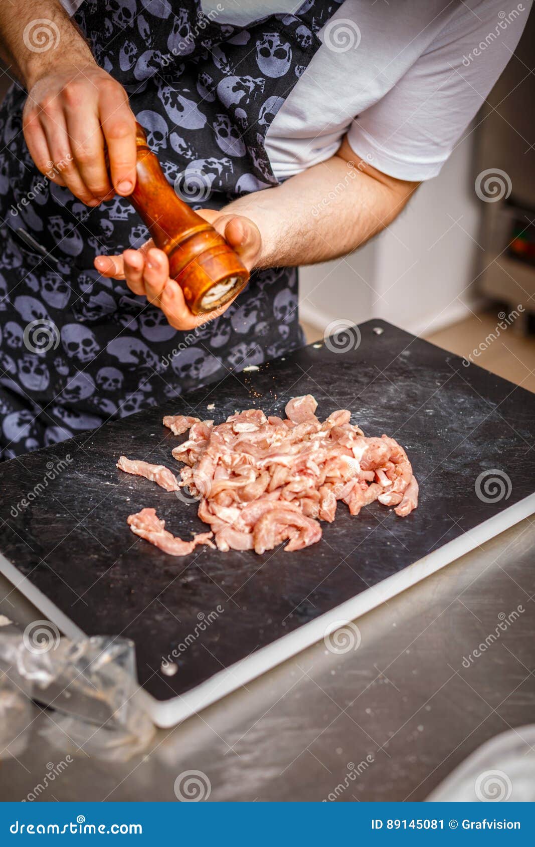 O Cozinheiro Chefe Está Temperando a Carne Imagem de Stock - Imagem de ...