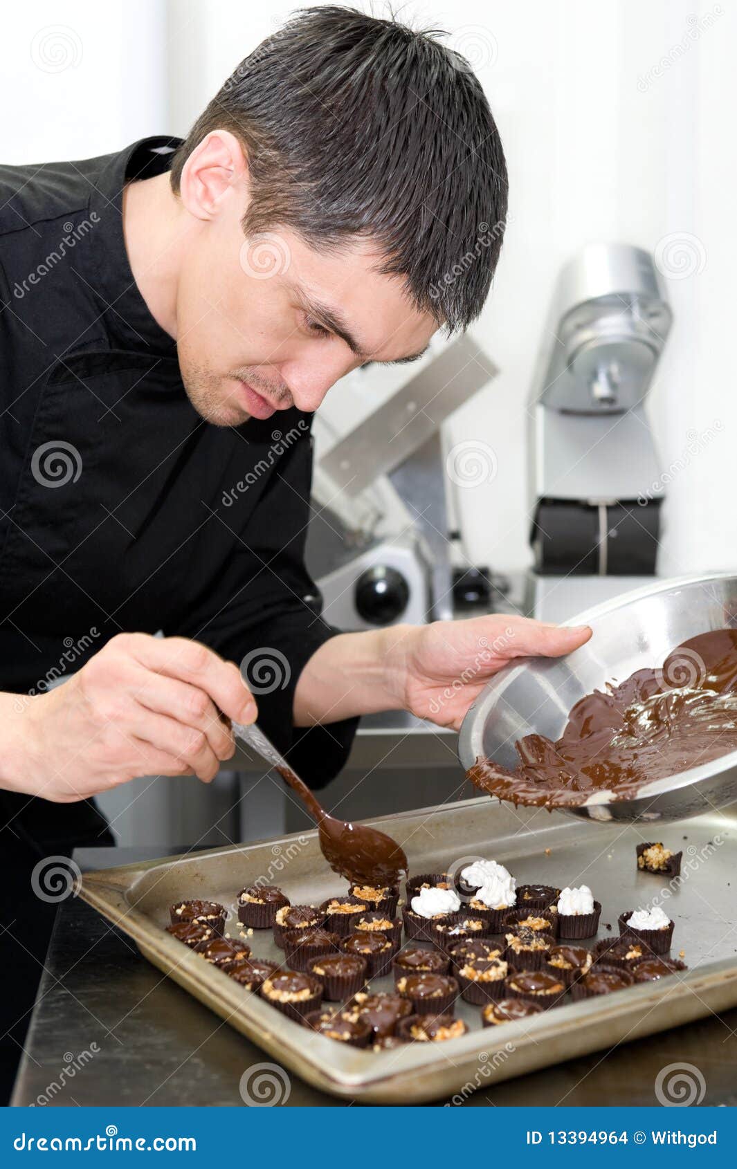 O Cozinheiro Chefe Faz Doces Foto de Stock - Imagem de caucasiano ...