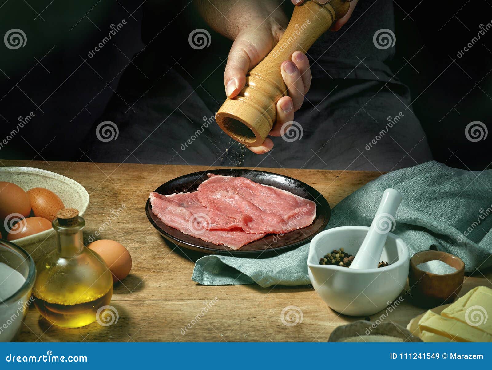 O Cozinheiro Está Temperando a Carne Imagem de Stock - Imagem de bife ...
