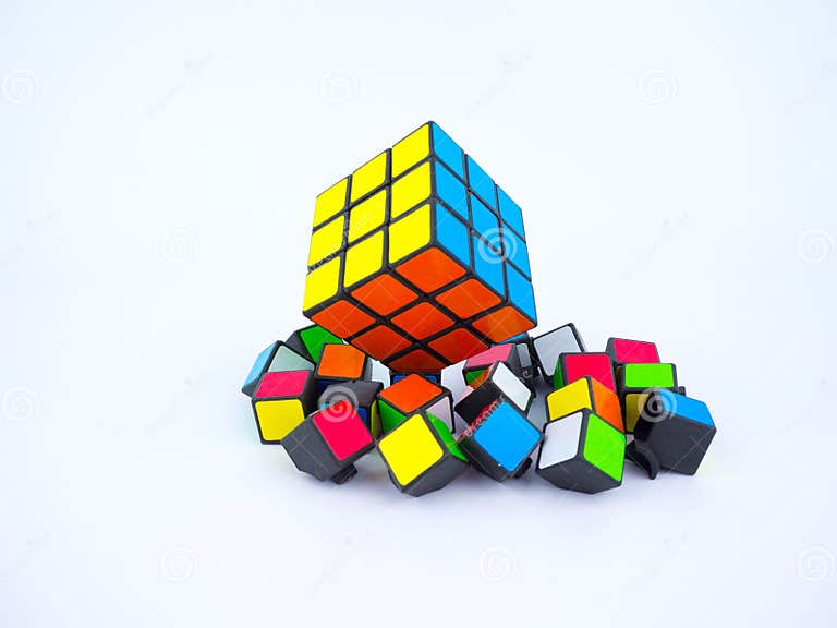 O Cubo De Rubik Colorido E Partes Quebradas Do Cubo Foto de Stock ... O Cubo De Rubik Colorido E Partes Quebradas Do Cubo Foto de Stock ...