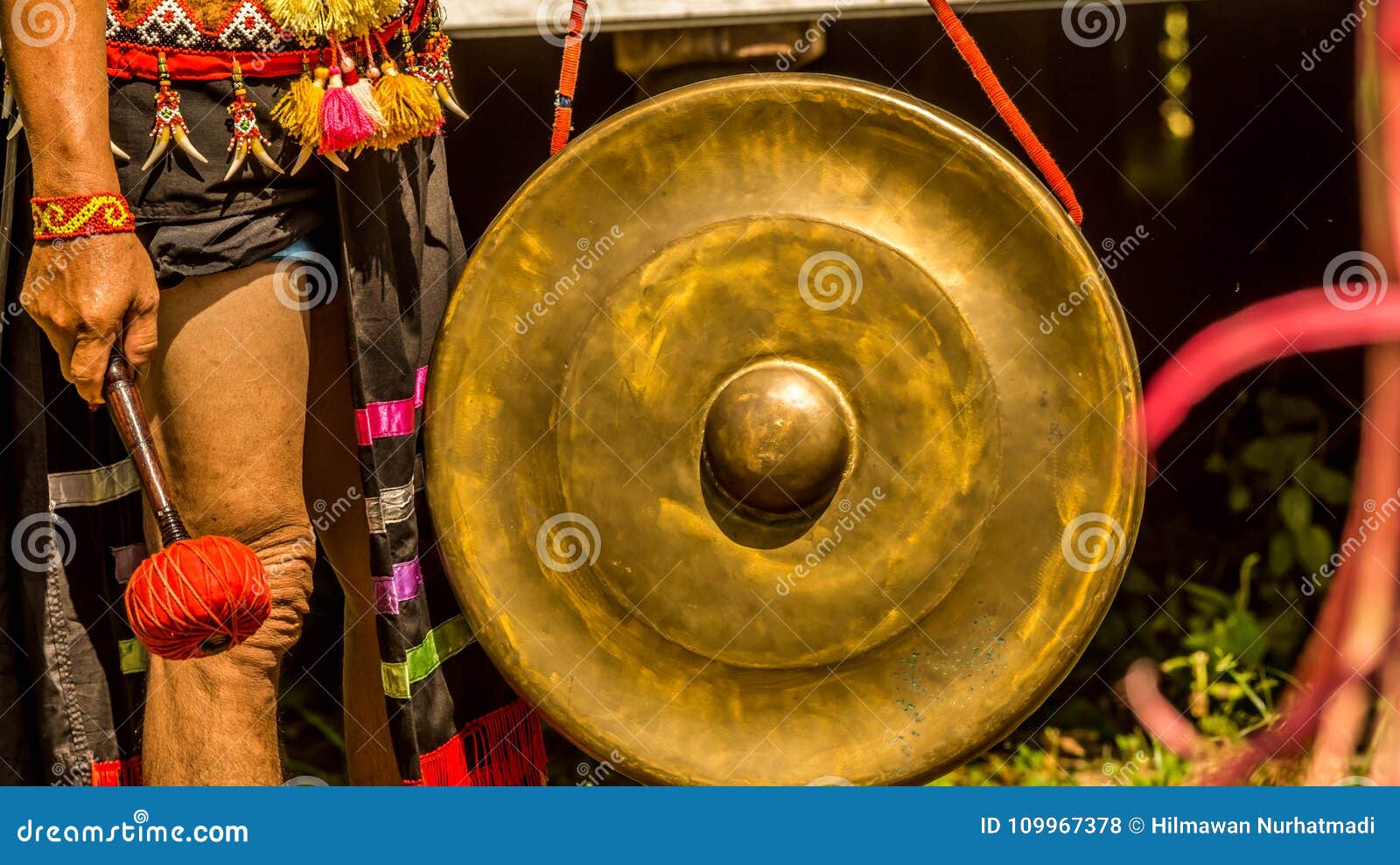 O Dayak Masculino Apronta-se Para Bater O Gongo Foto de Stock - Imagem ...
