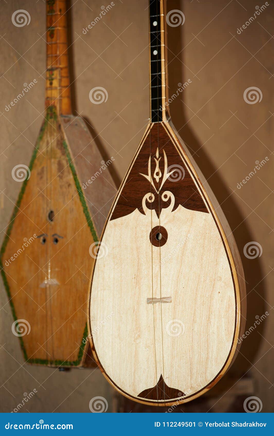 O dombra imagem de stock. Imagem de instrumentos, instrumento - 112249501