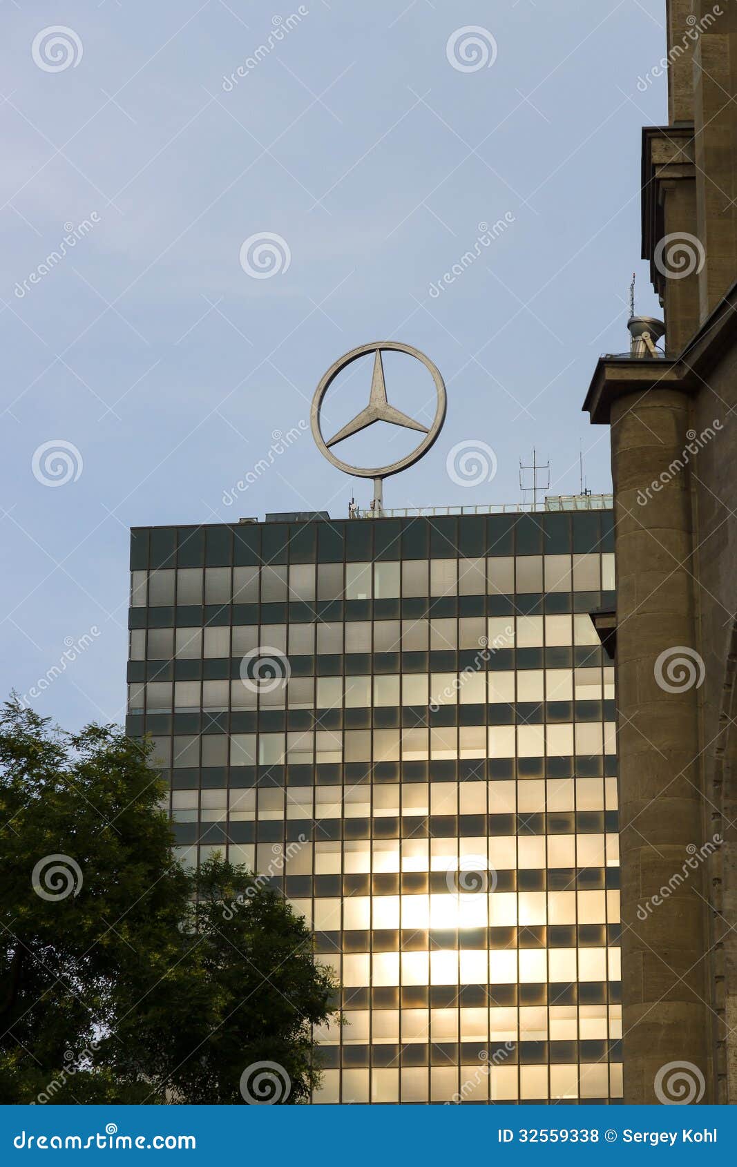 O Emblema De Mercedes-Benz. Foto de Stock Editorial - Imagem de carro ...