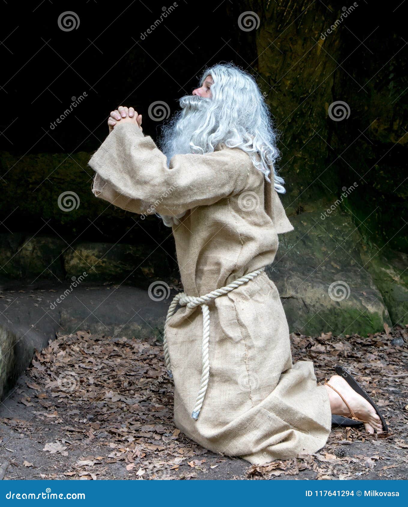 O Eremita Idoso Que Reza Na Caverna Foto de Stock - Imagem de humano ...