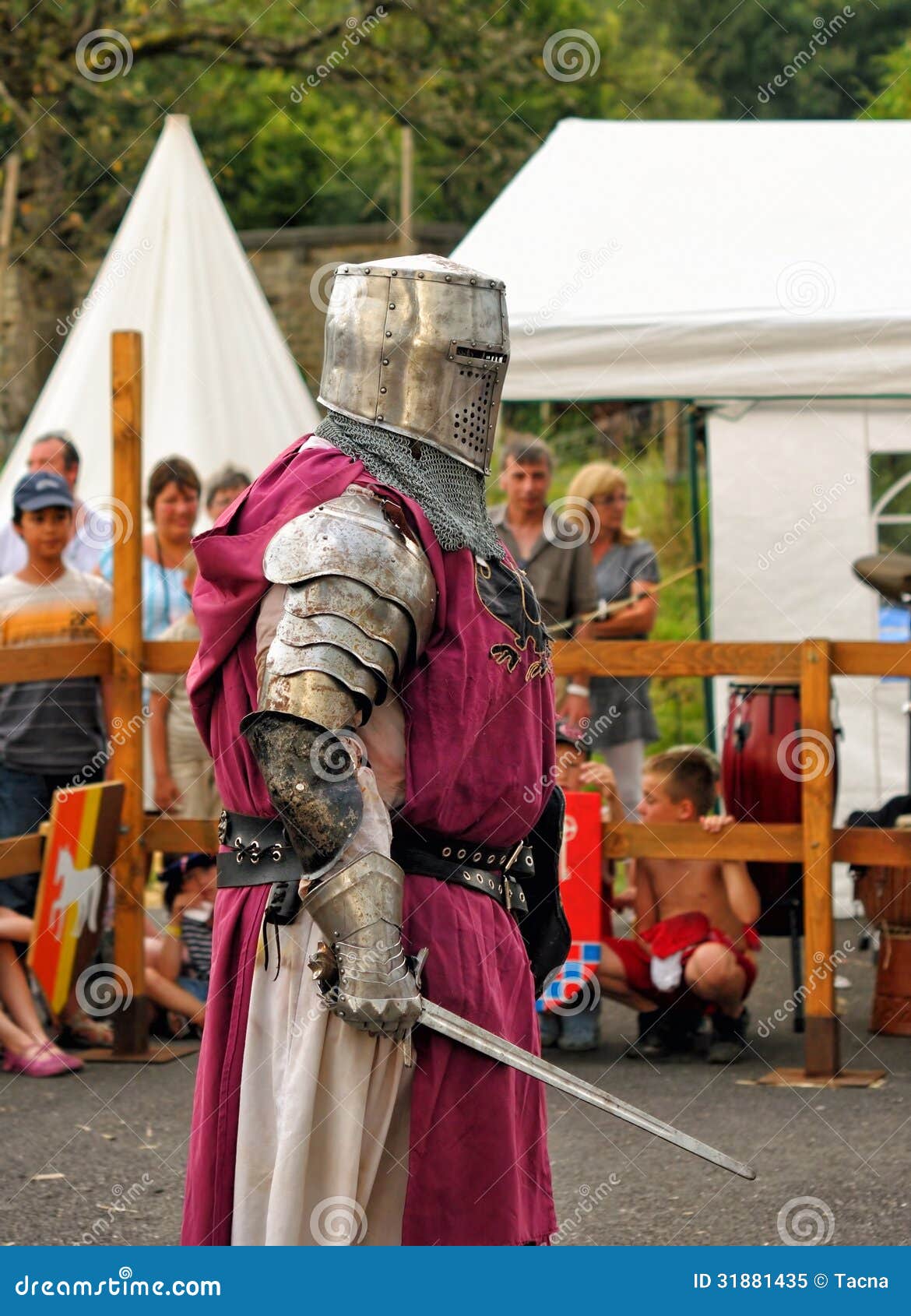 O Executor Mostra O Traje Medieval Imagem Editorial - Imagem de homens ...