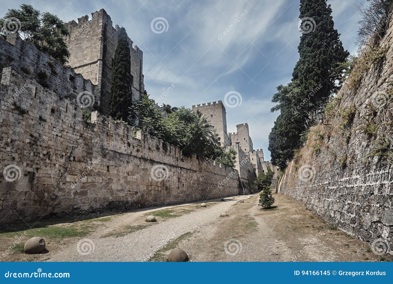 O Fosso E As Torretas Do Castelo Medieval Imagem de Stock - Imagem de ...