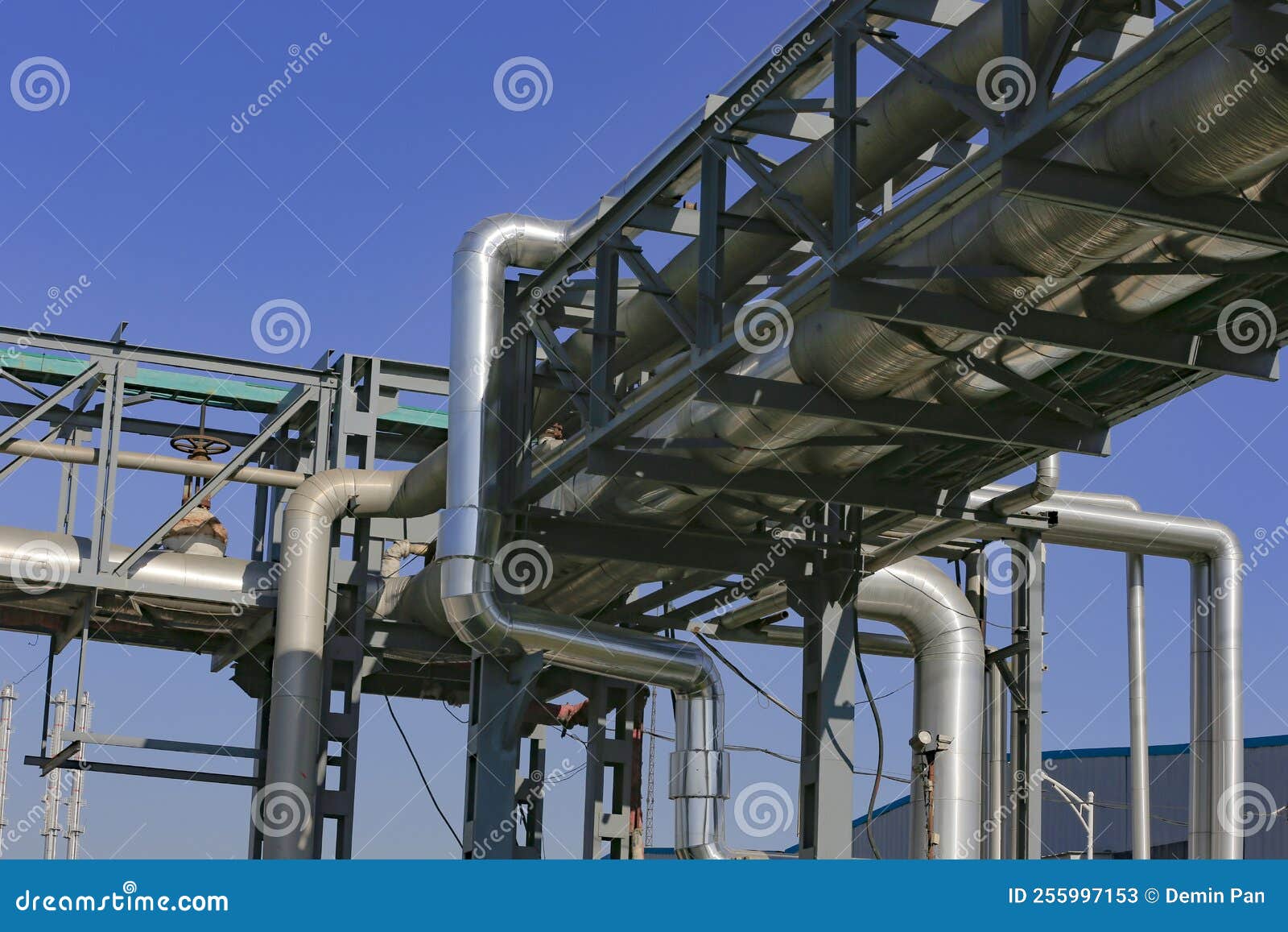 O Gasoduto Sobre O Equipamento Industrial Imagem de Stock - Imagem de ...