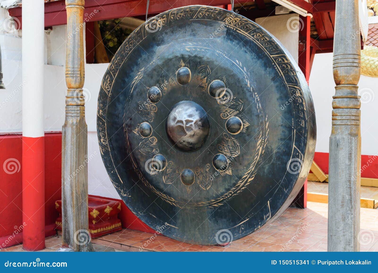 O gongo de bronze grande imagem de stock. Imagem de antiguidade - 150515341