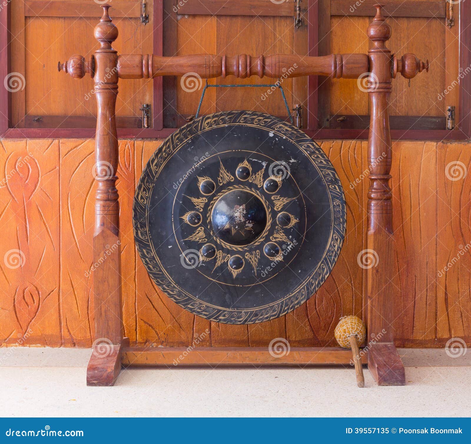 O gongo grande imagem de stock. Imagem de buda, metal - 39557135