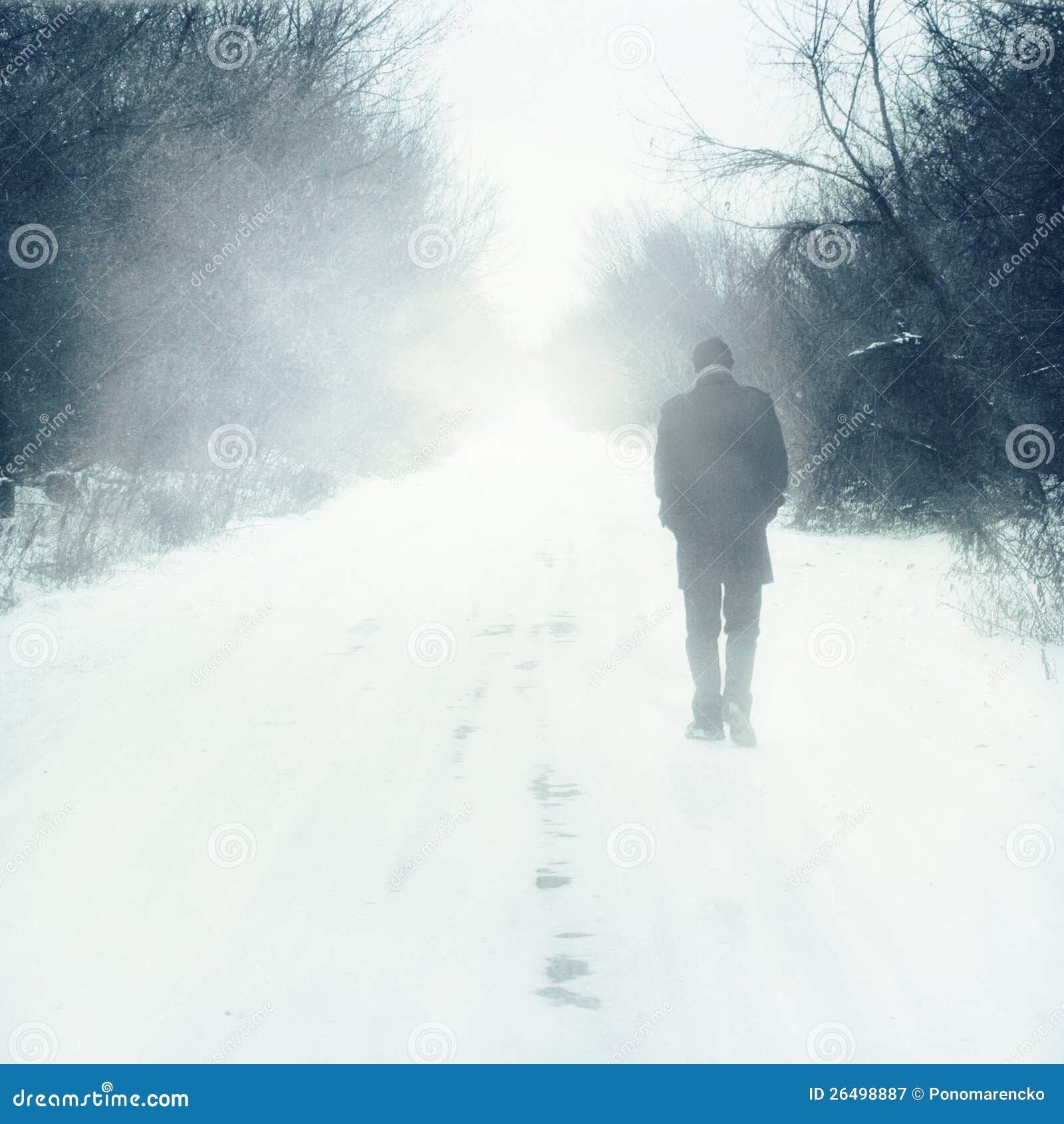 O homem anda sozinho imagem de stock. Imagem de saudade - 26498887