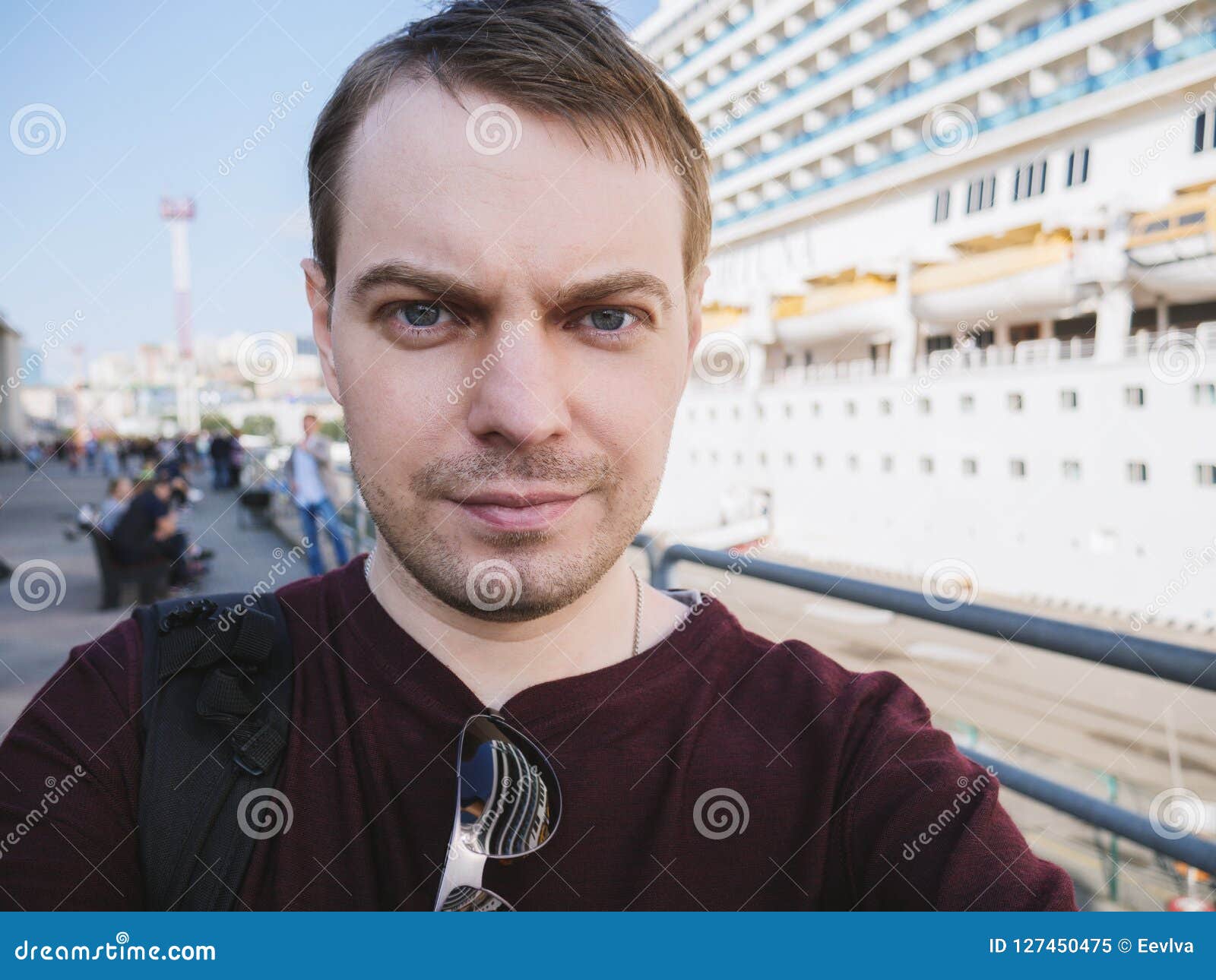 O homem faz o selfie imagem de stock. Imagem de homem - 127450475