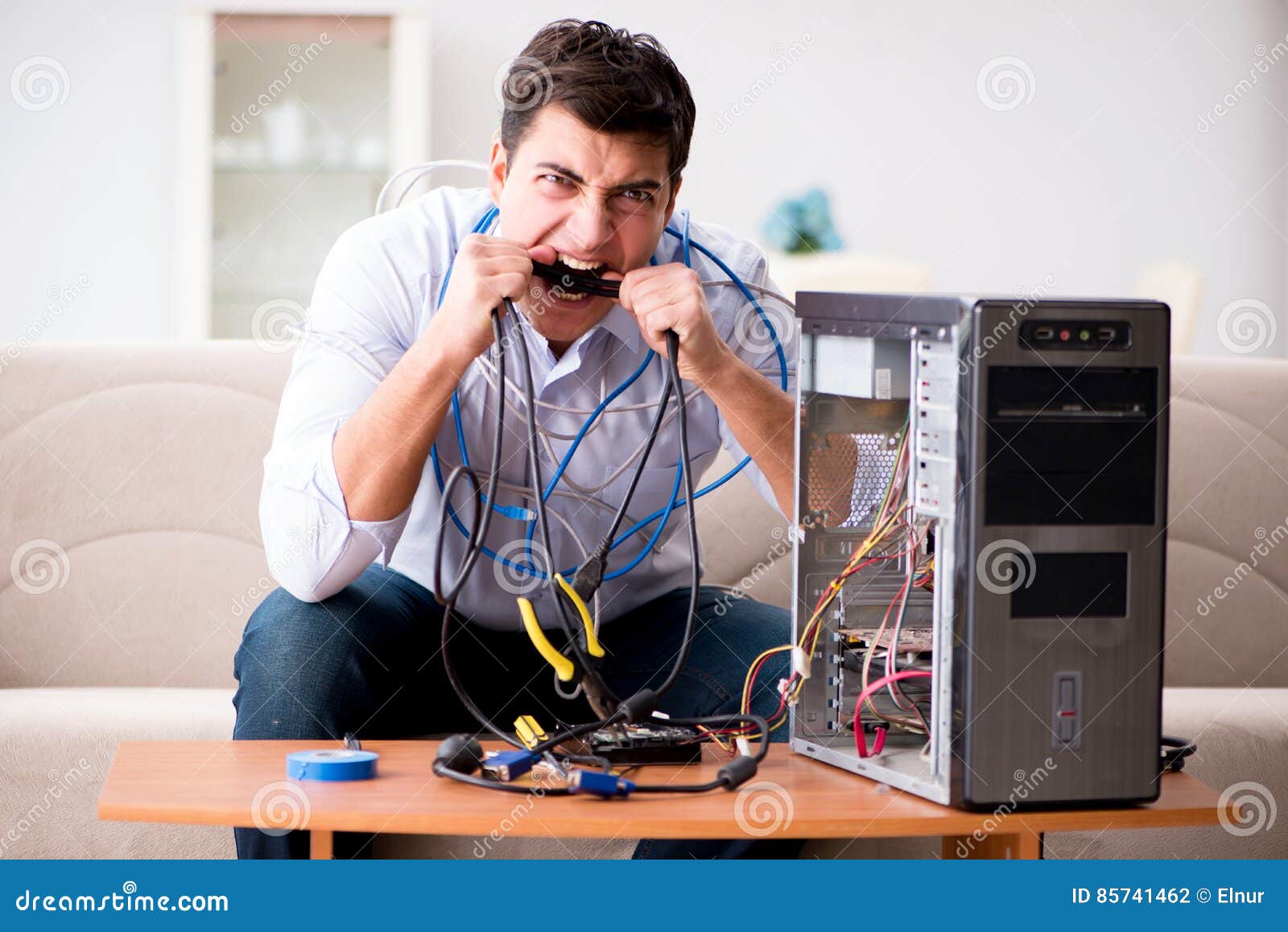 O Homem Frustrante Com O Computador Quebrado Do PC Foto de Stock ...