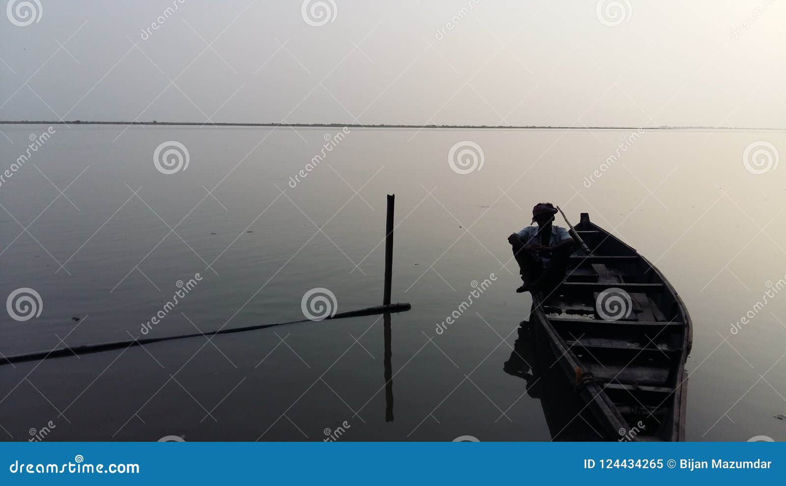 O homem no rio imagem de stock. Imagem de assento, dele - 124434265