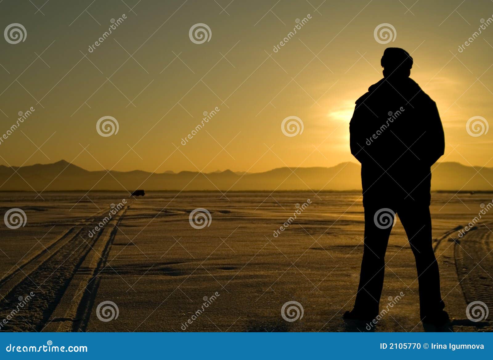O homem olha distante. foto de stock. Imagem de sombra - 2105770