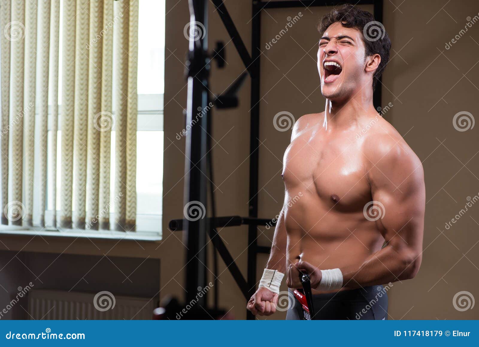 O Homem Que Trabalha No Gym Com Molas Imagem de Stock - Imagem de ...