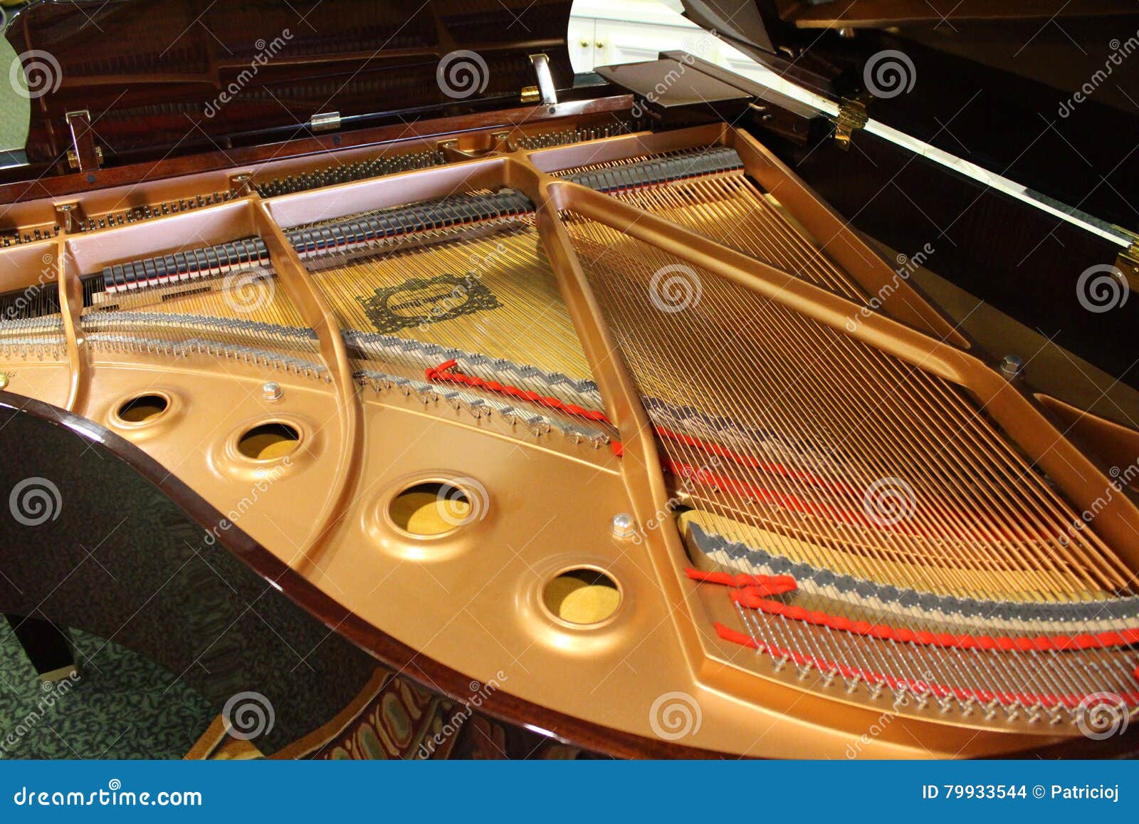 O Interior De Um Piano De Cauda De Yamaha Imagem de Stock Editorial ...