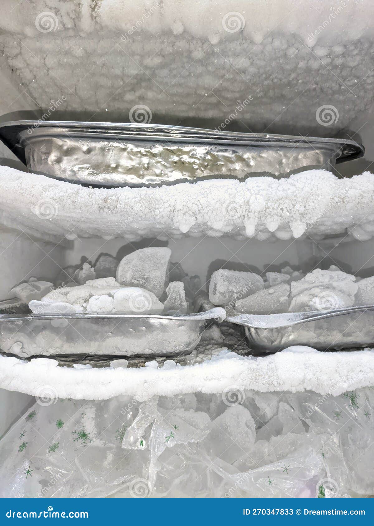 O Interior Do Congelador Cheio De Cubos De Gelo Imagem de Stock - Imagem de geada, cozinha ...
