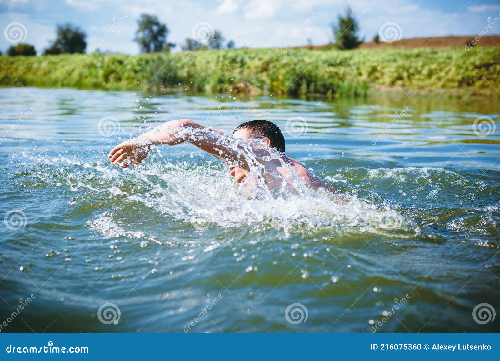 O jovem nadando no rio foto de stock. Imagem de atlético - 216075360