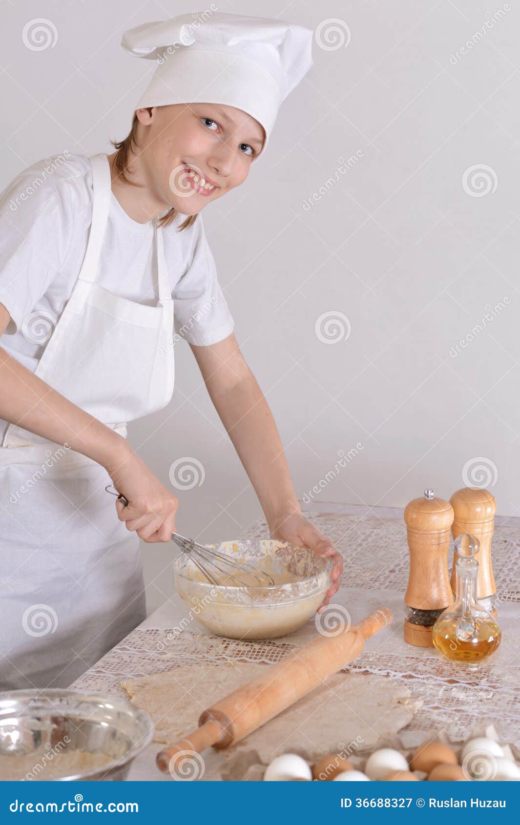 O menino amassa a massa imagem de stock. Imagem de cuidado - 36688327