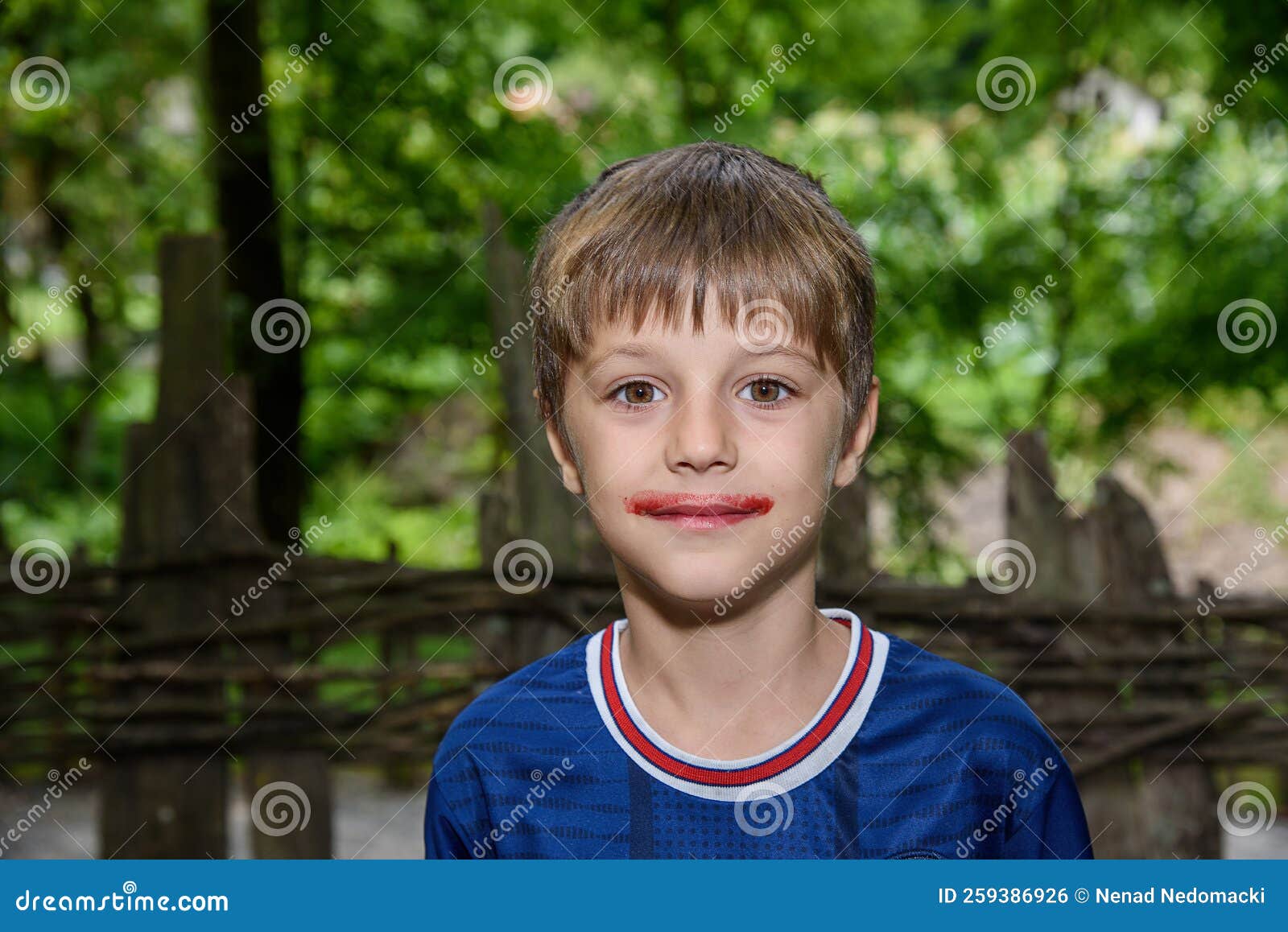 O Menino Fez Um Bigode Com Suco Foto de Stock - Imagem de beleza, povos ...