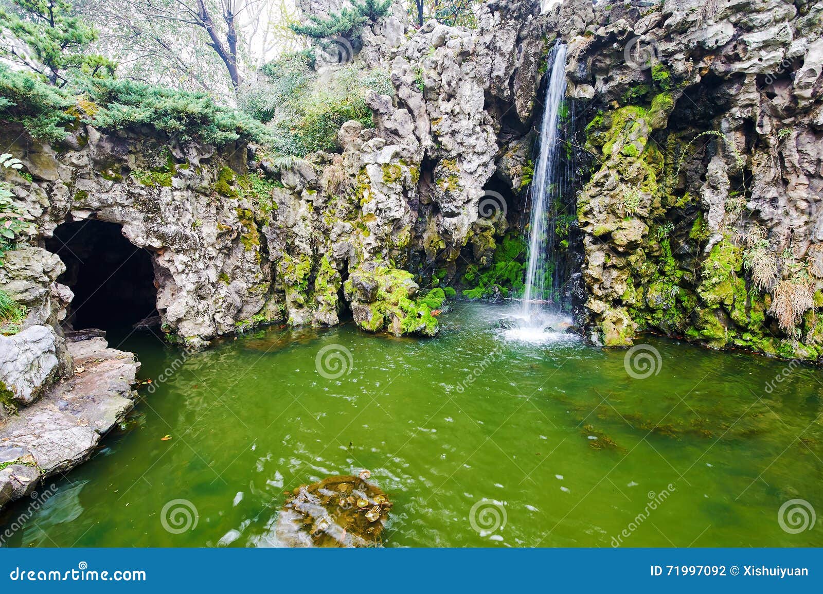 O Monte E a Cachoeira Artificiais Foto de Stock - Imagem de prazer ...