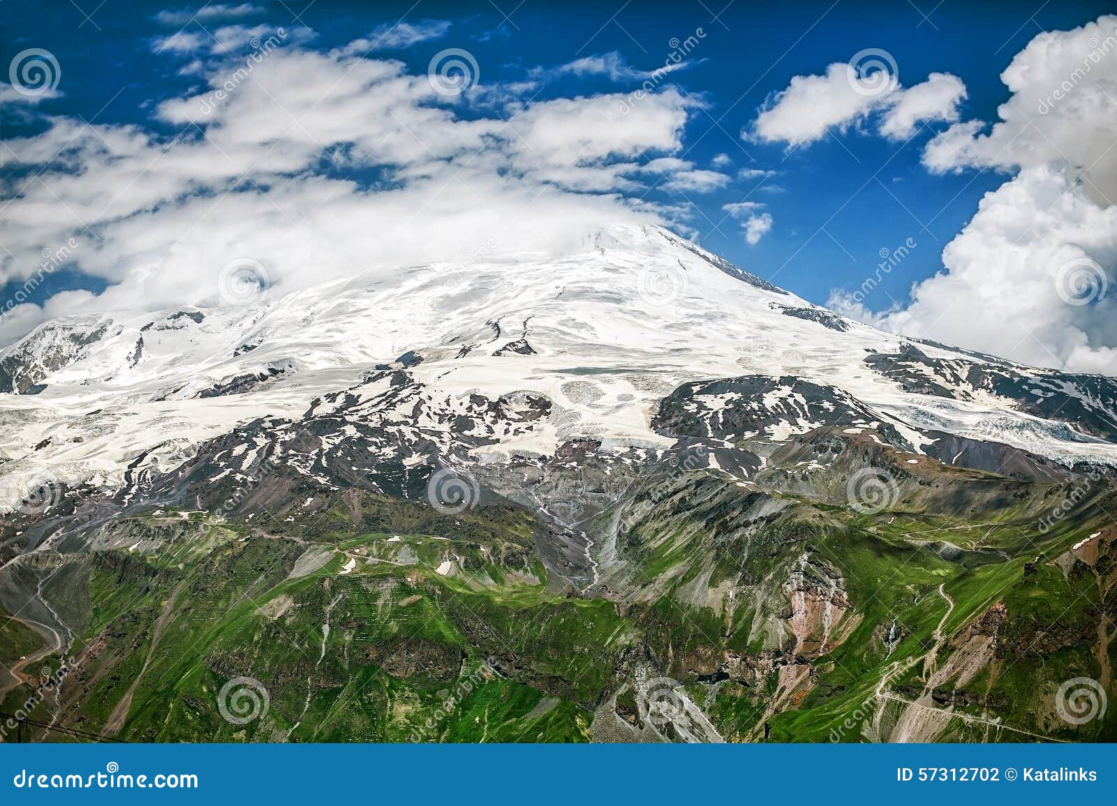O Monte Elbrus nas nuvens foto de stock. Imagem de geleiras - 57312702