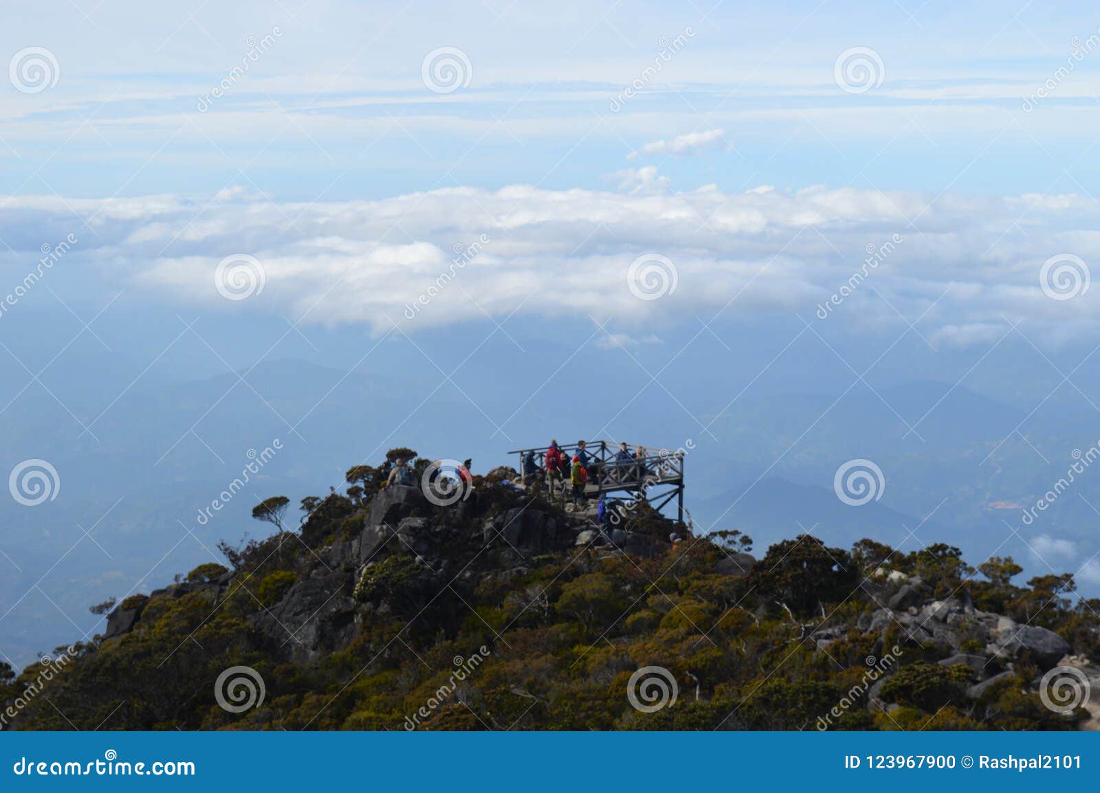 O Monte Kinabalu Em Sabah Malaysia Imagem Editorial - Imagem de névoa ...