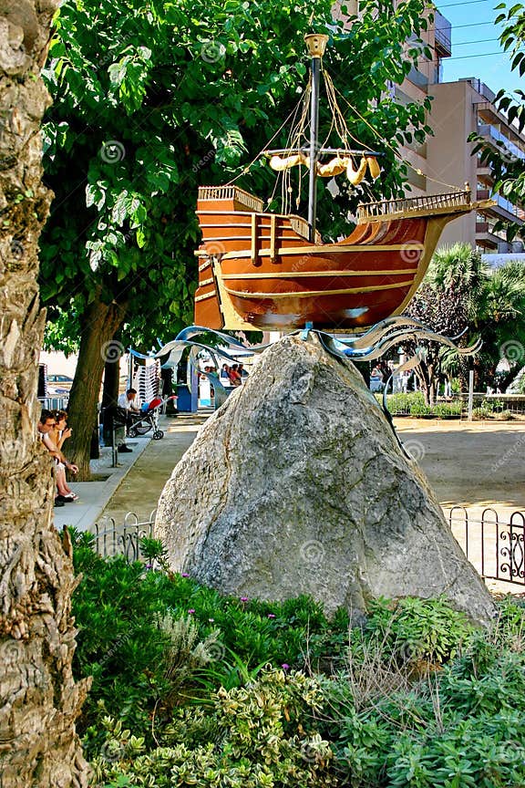 O monumento - o navio foto de stock. Imagem de quadrado - 16793964