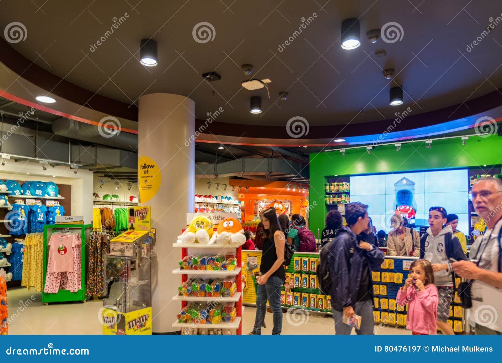 O mundo de M&m fotografia editorial. Imagem de turistas - 80476197