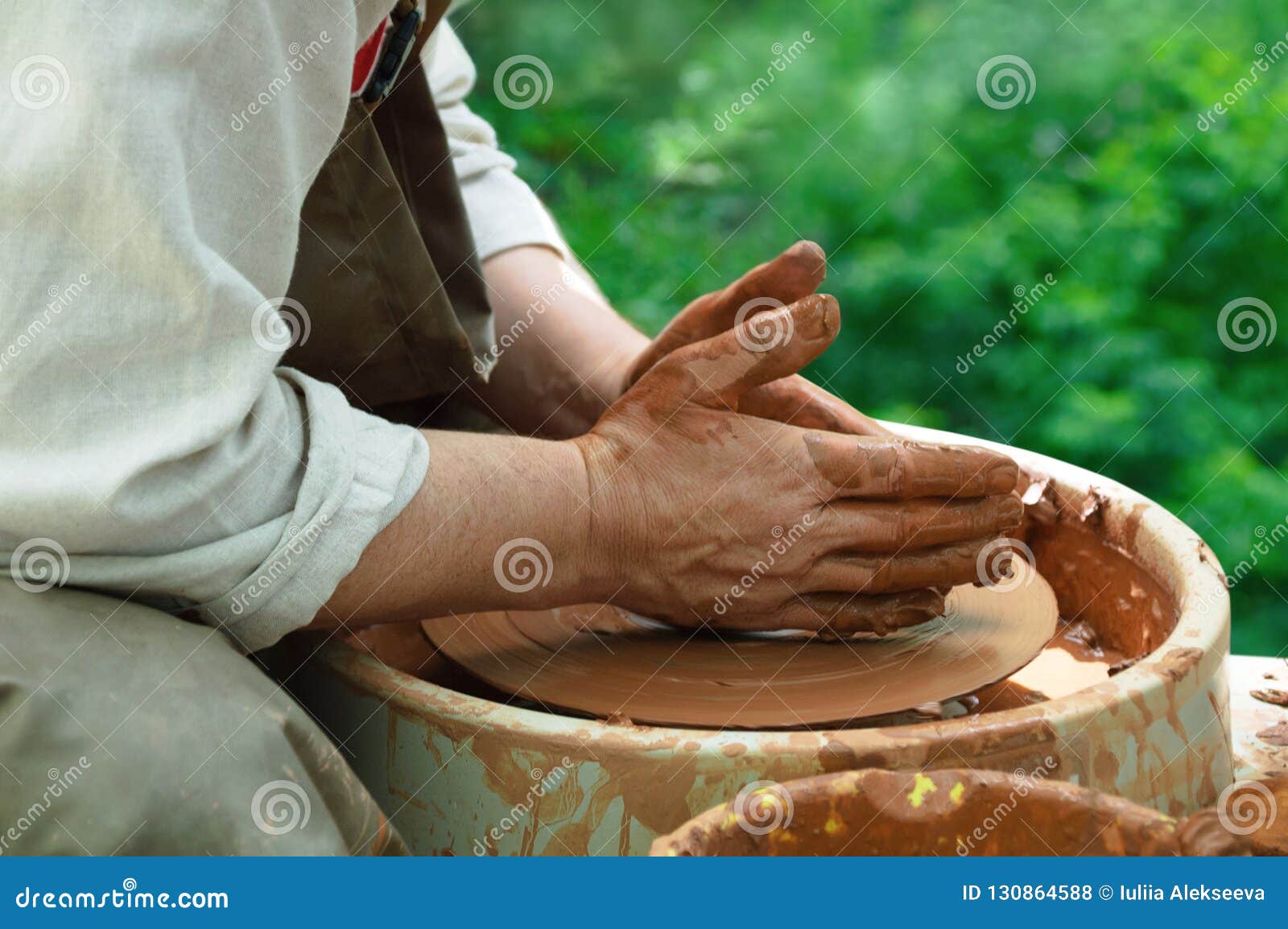 O Oleiro Trabalha Em Uma Roda De Oleiro Foto de Stock - Imagem de ...