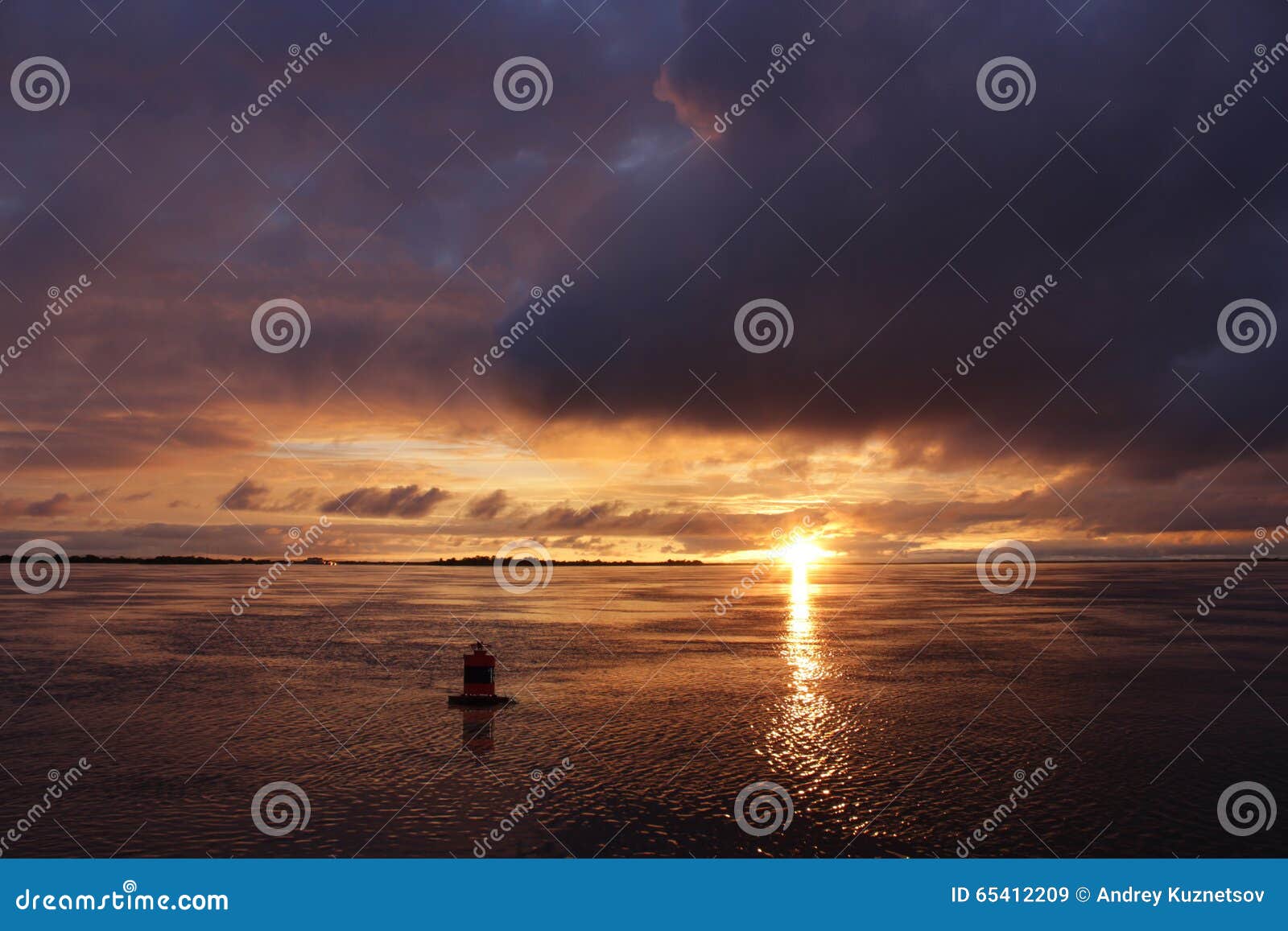 O por do sol no rio imagem de stock. Imagem de amur, khabarovsk - 65412209