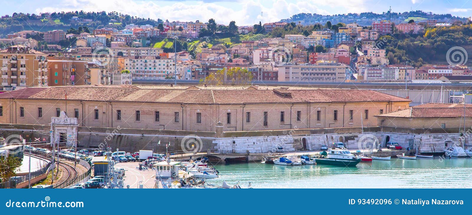 O Porto De Ancona Com Os Barcos Entrados E Panorama Da Cidade Foto ...
