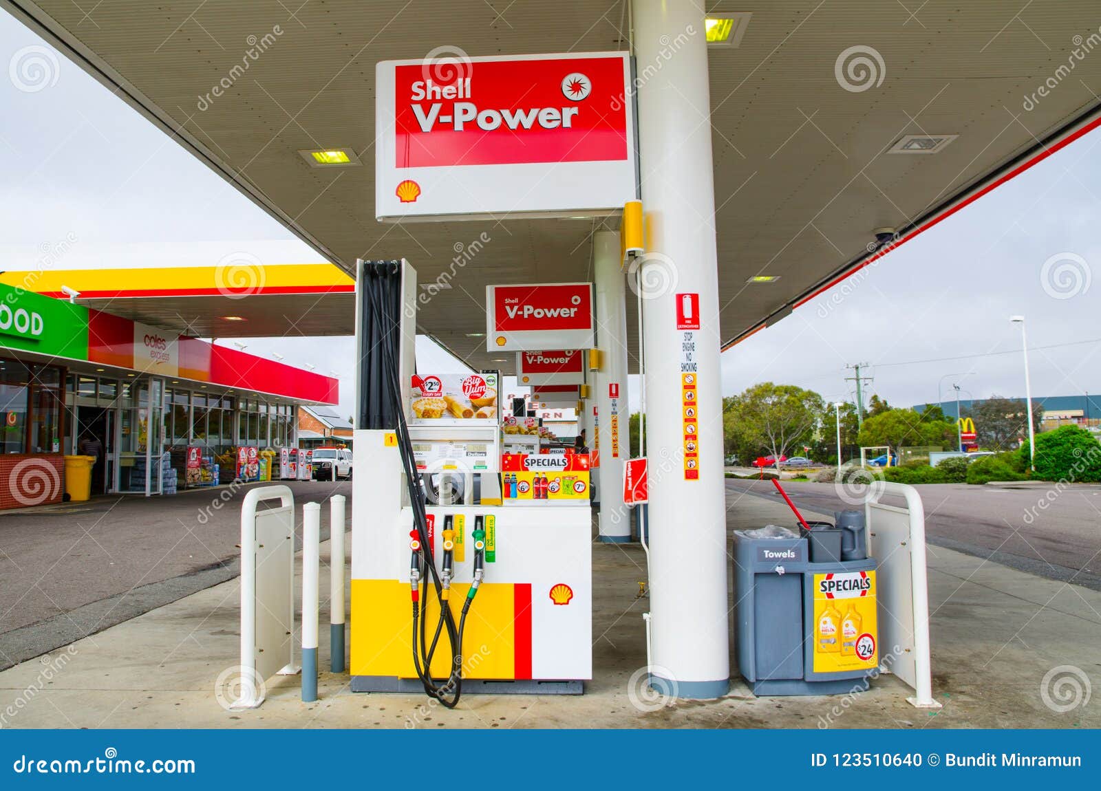 O Posto De Gasolina Do V-poder De Shell, a Imagem Mostra Uma Bomba De ...