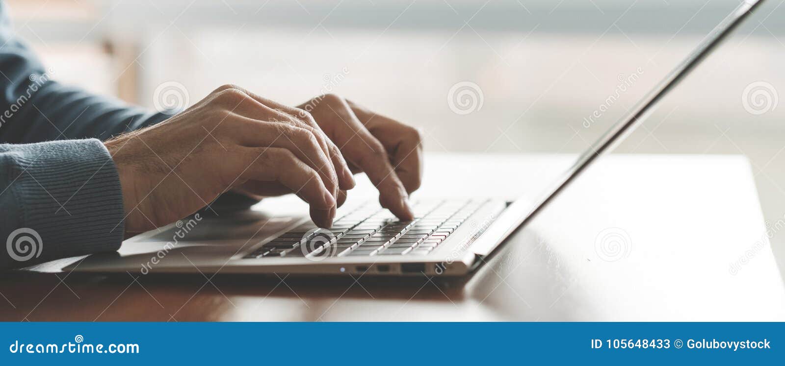 O Programador Cria O Programador De Software Da Codificação Do App Ele ...