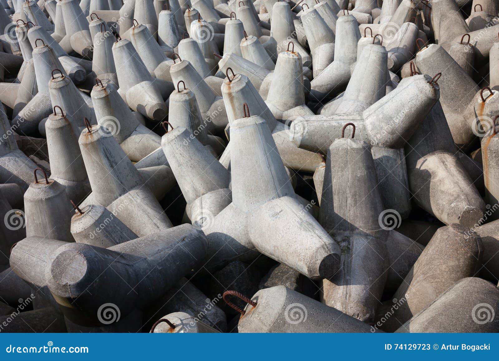 O Quebra-mar Concreto Obstrui O Fundo Imagem de Stock - Imagem de muro ...