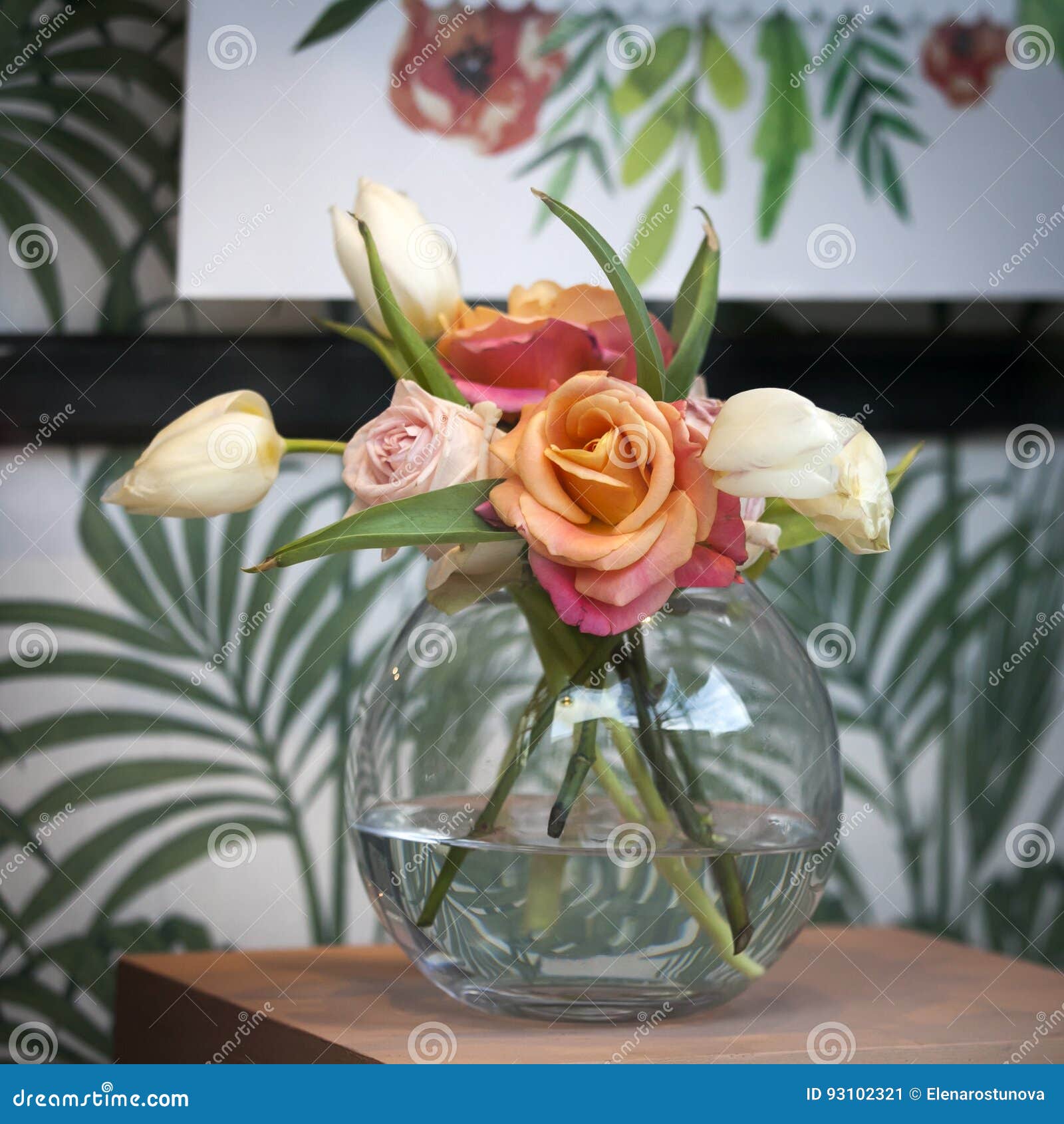 O Ramalhete Das Rosas E Das Tulipas Em Um Vaso De Vidro Redondo No ... O Ramalhete Das Rosas E Das Tulipas Em Um Vaso De Vidro Redondo No ...