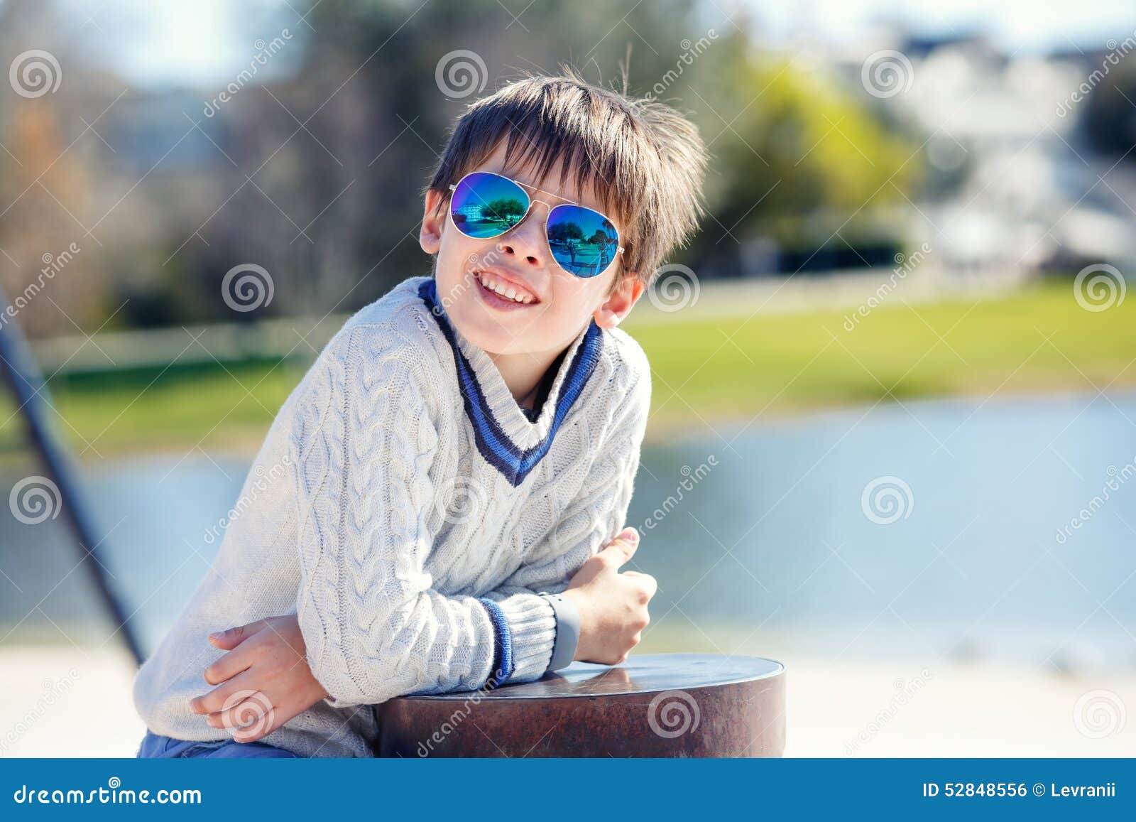 O Rapaz Pequeno Alegre Que Tem Relaxa Fora Foto de Stock - Imagem de ...