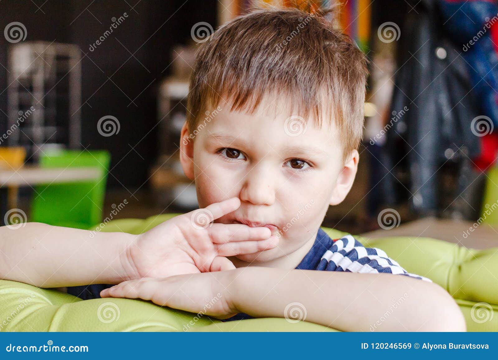 O Rapaz Pequeno Lambe Seus Dedos Imagem de Stock - Imagem de alimento ...