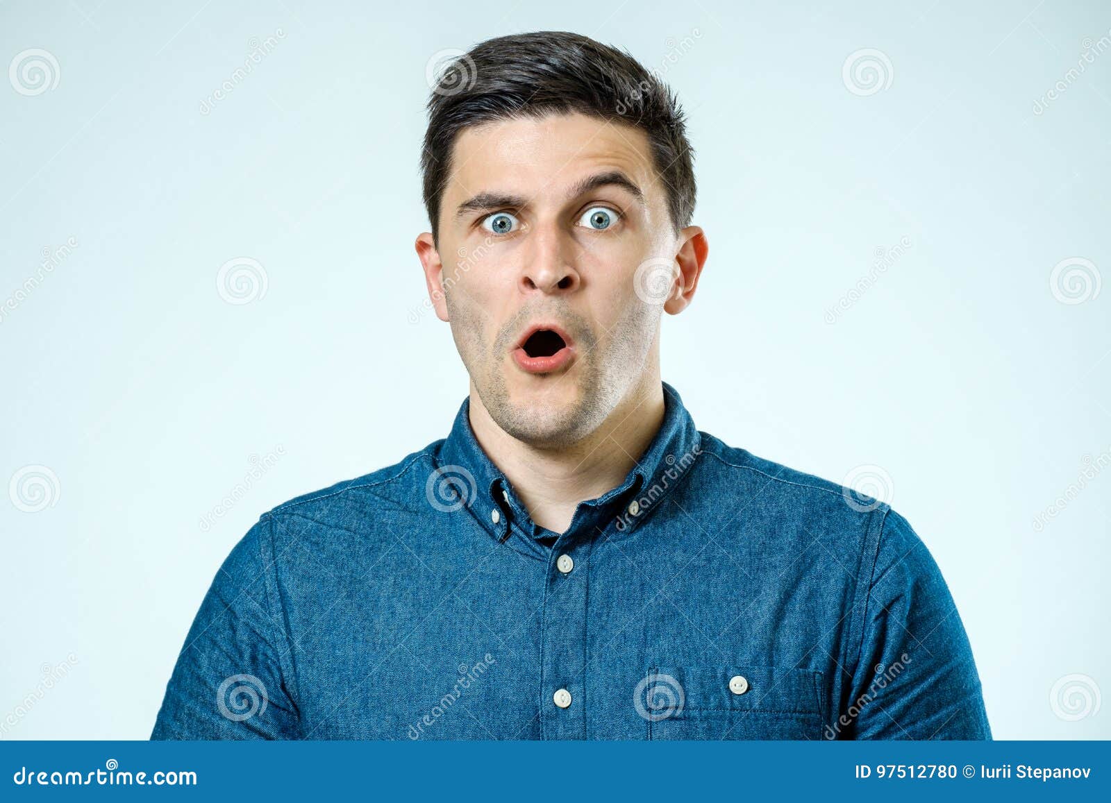 O Retrato Dos Jovens Surpreendeu O Homem Com Boca Aberta Foto de Stock ...