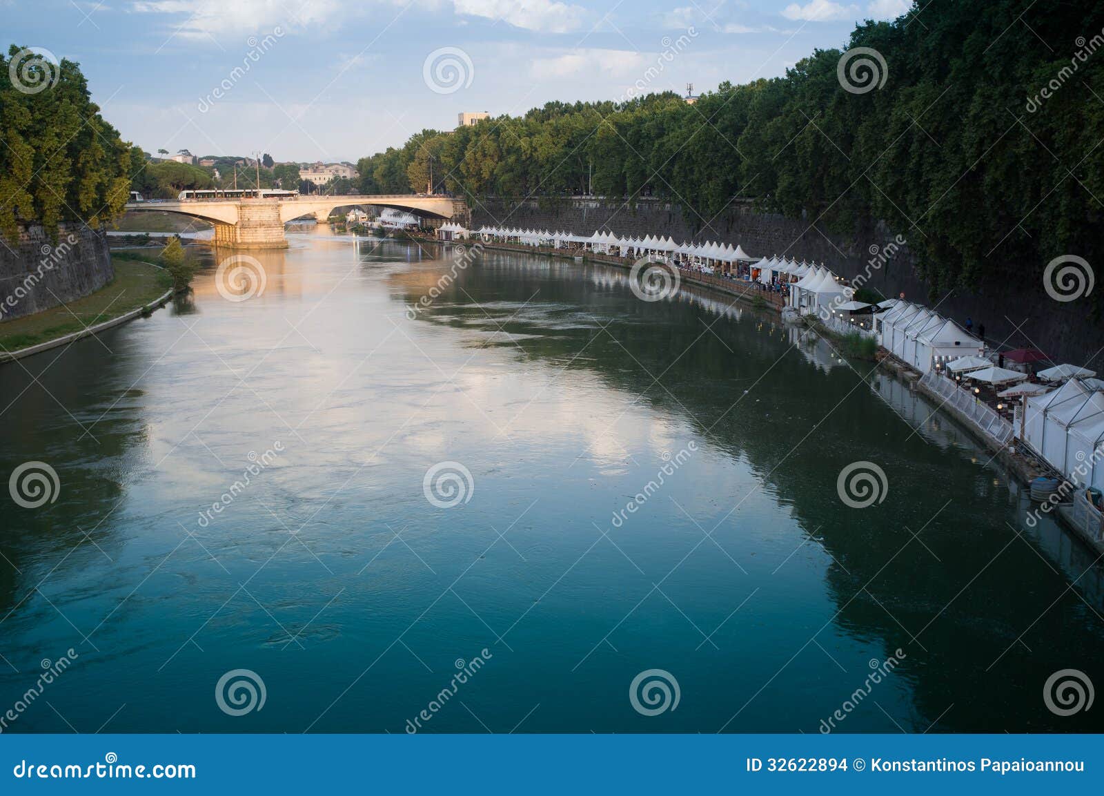 O rio Tibre em Roma imagem de stock editorial. Imagem de bonito - 32622894