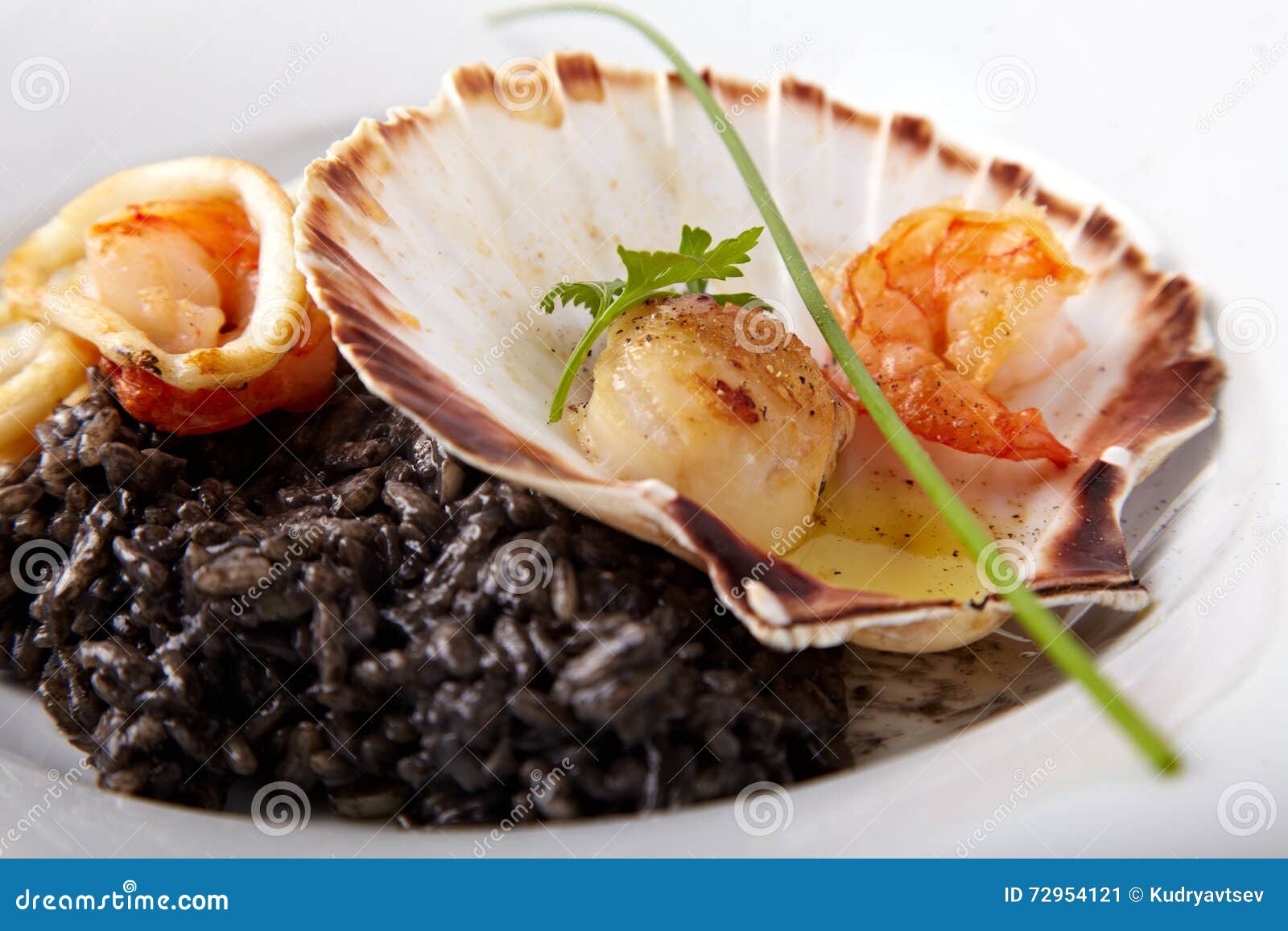 O Risoto Preto Com Marisco Serviu Em Um Shell Imagem de Stock - Imagem ...