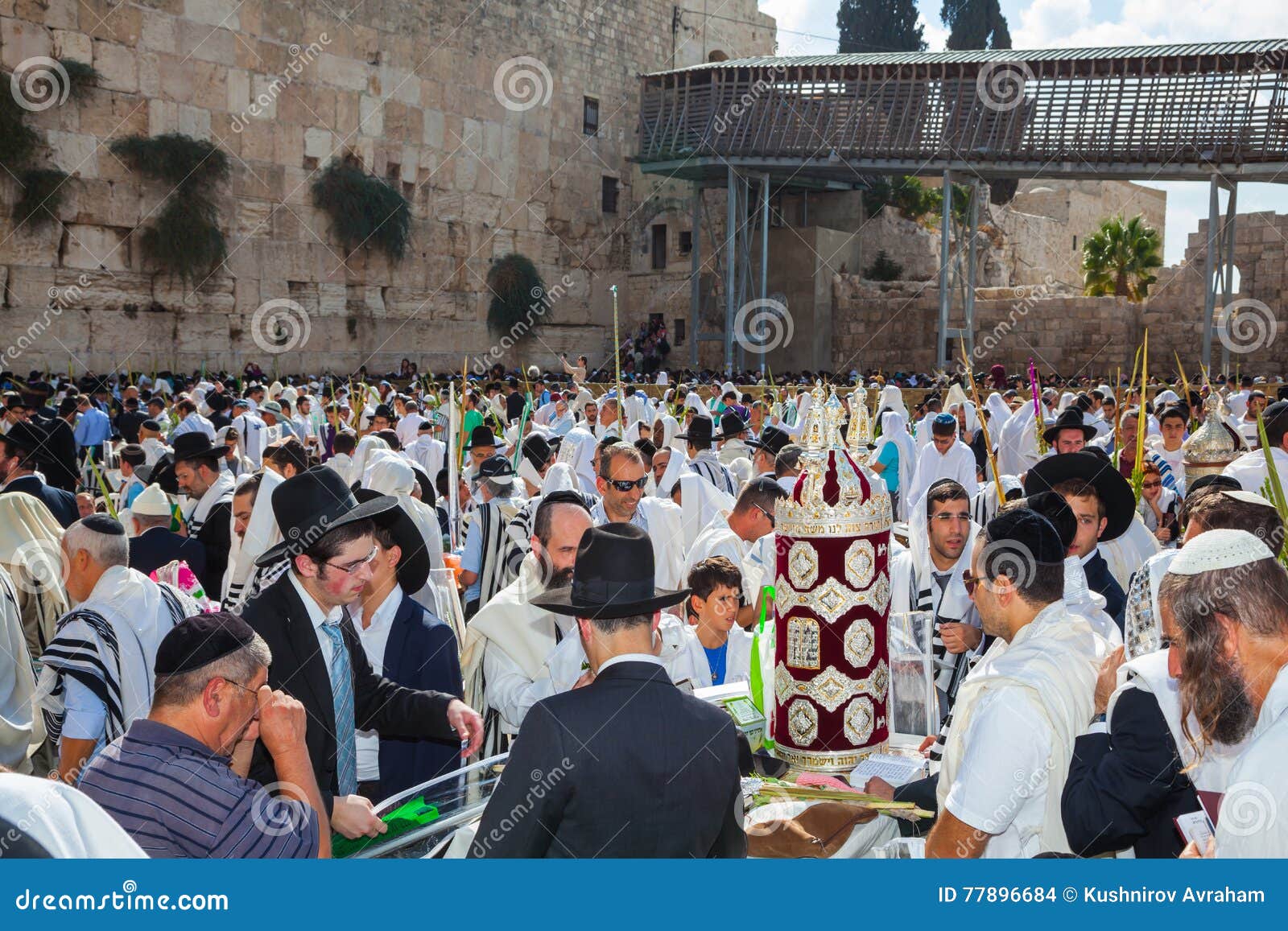 O rolo de Torah imagem de stock editorial. Imagem de templo - 77896684