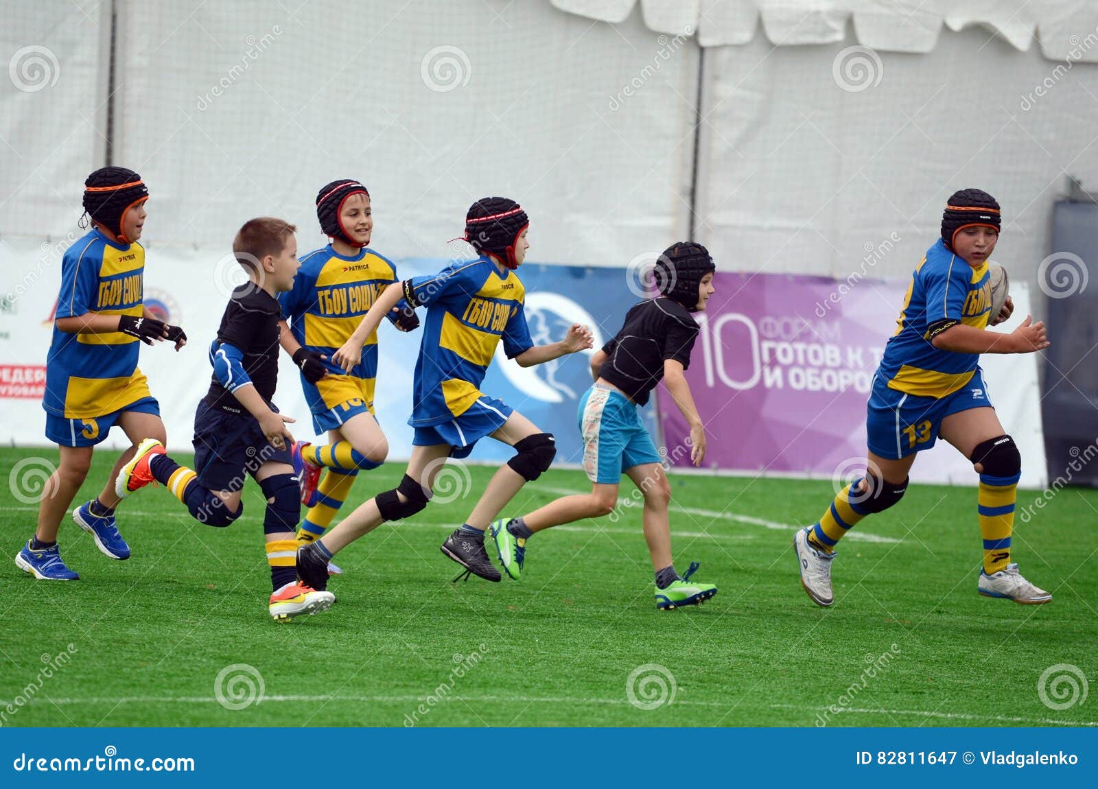 O Rugby Do Jogo Dos Meninos Fotografia Editorial - Imagem de jogo ...