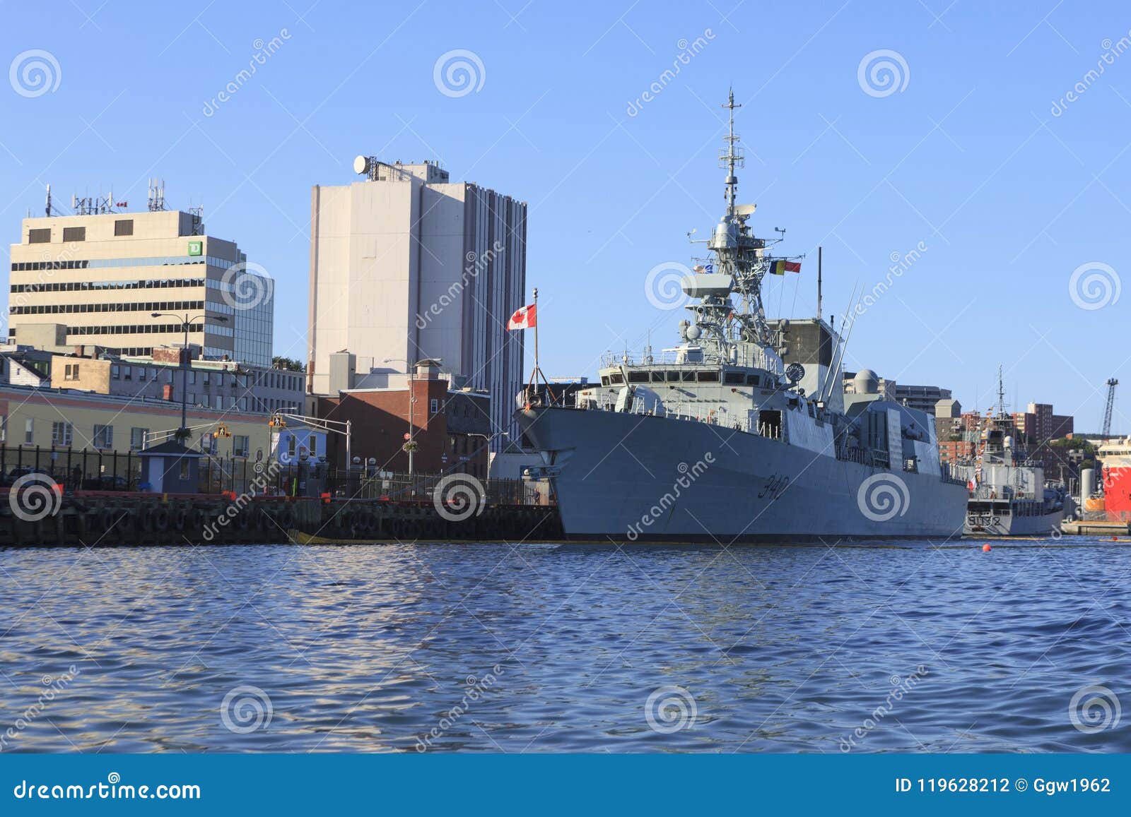 O ` S De HMCS St John Entrou No Porto Do ` S De St John Fotografia ...
