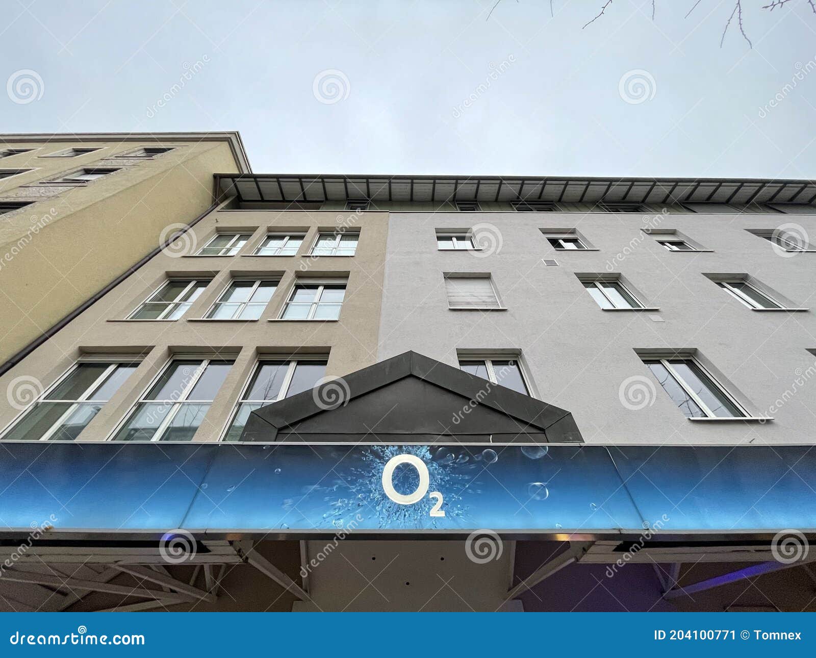 O2 sign with facade editorial photo. Image of building - 204100771