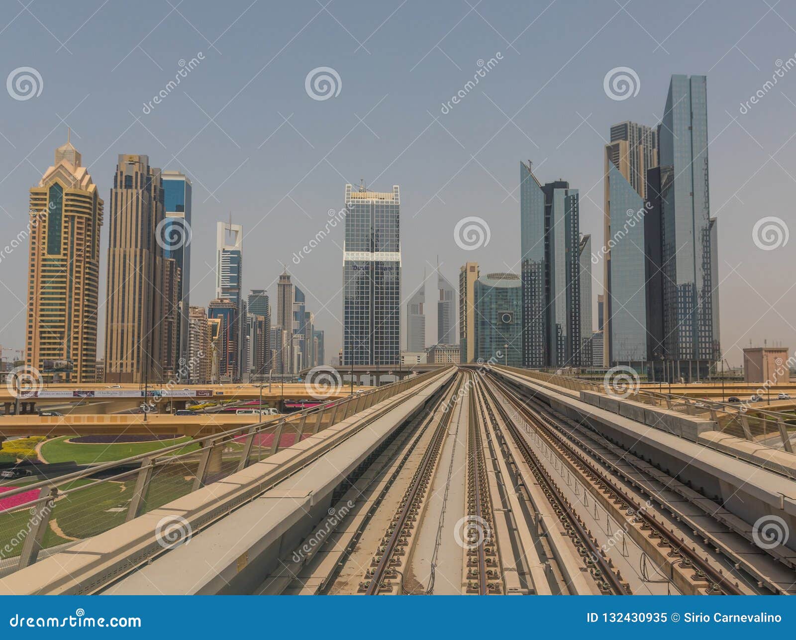 O Sistema Do Metro De Dubai, UAE Imagem Editorial - Imagem de olhar ...